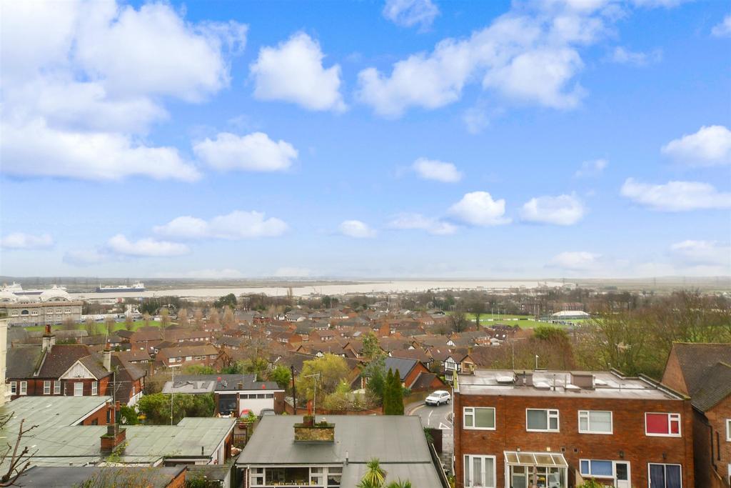 South Hill Road, Gravesend, Kent 3 bed semi-detached house - £425,000