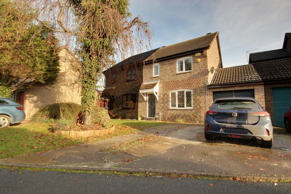 St Albans Close, Beverley HU17 8PZ 3 bed semi-detached house - £300,000