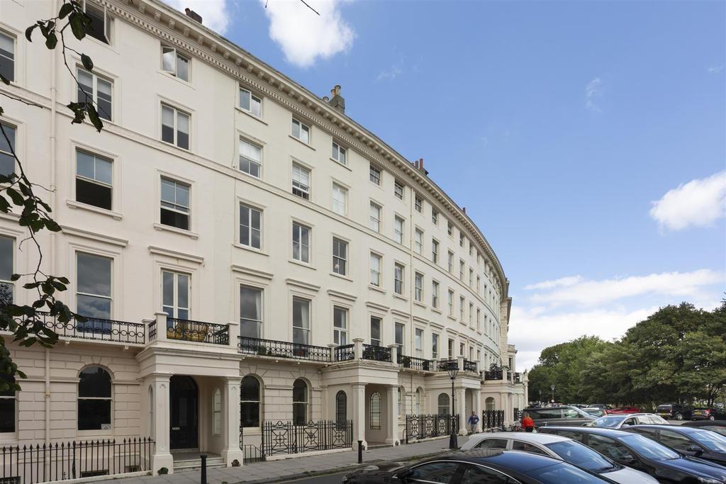 Adelaide Crescent, Hove 2 bed apartment - £600,000