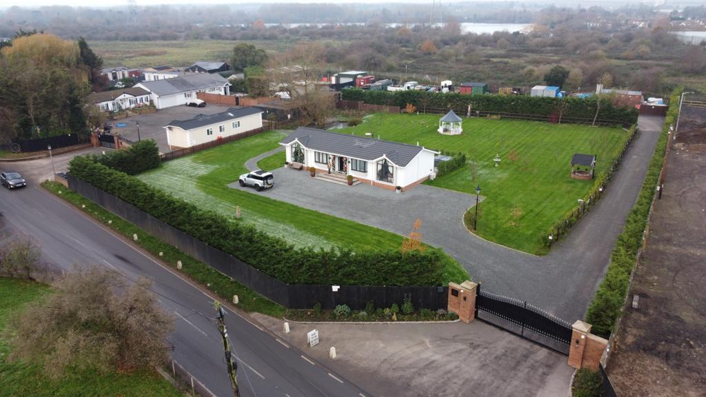 Hamlet Hill Roydon CM19 5JR 1 bed property for sale - £1,600,000