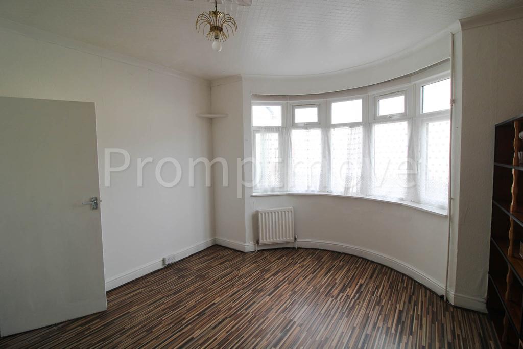 Maryport Road Luton LU4 8EA 3 bed detached house - £1,400 pcm (£323 pw)