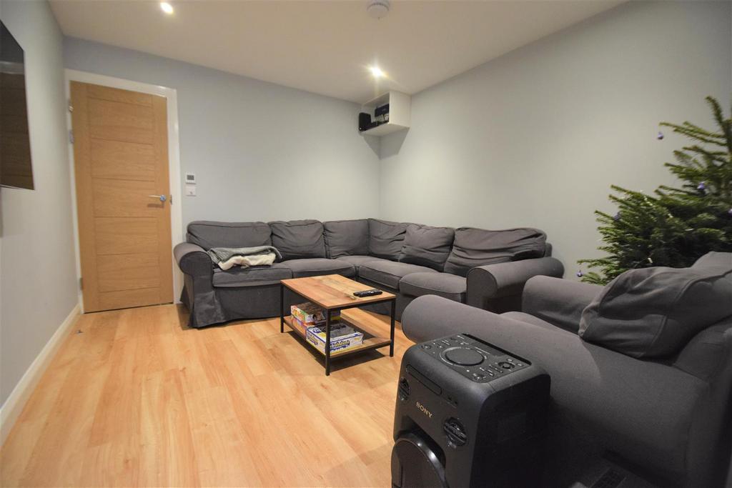 George Road, Guildford 5 bed end of terrace house - £3,150 pcm (£727 pw)