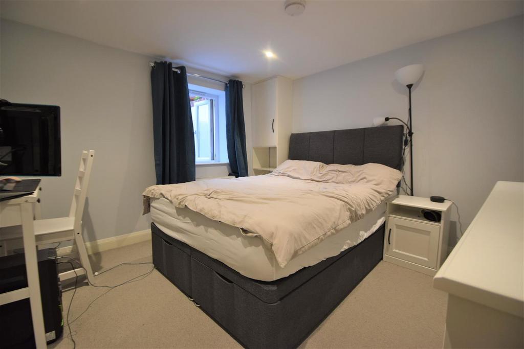 George Road, Guildford 5 bed end of terrace house - £3,150 pcm (£727 pw)