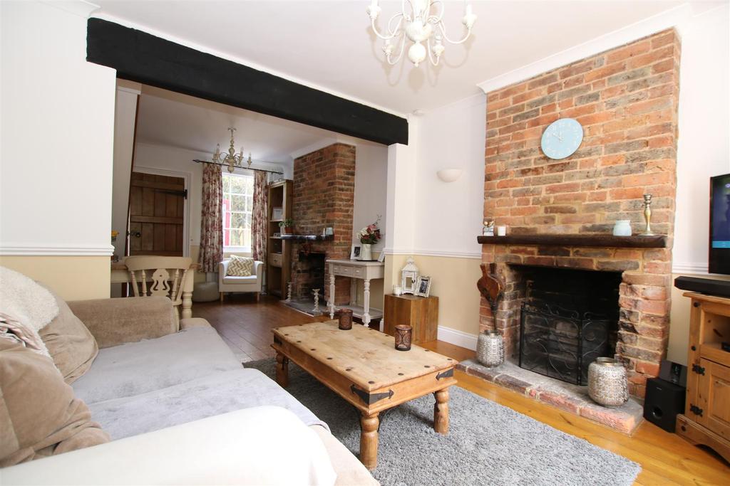 St. Leonards Road, Horsham 2 bed cottage - £1,195 pcm (£276 pw)