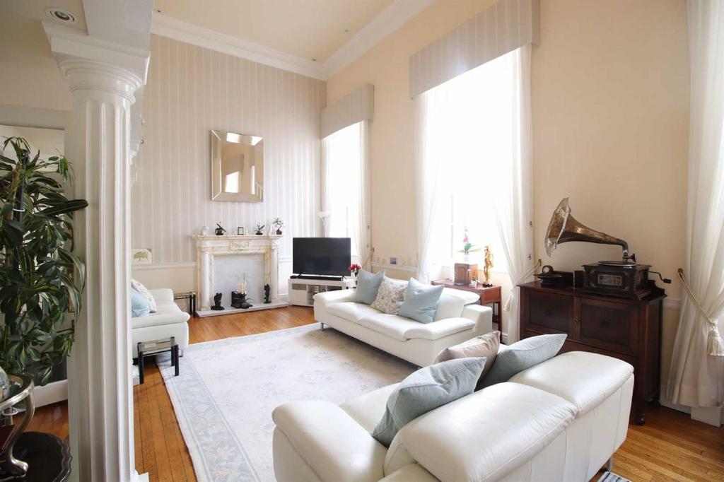 Beaufort Arms Court, Monmouth, Agincourt Square 3 bed flat - £349,000