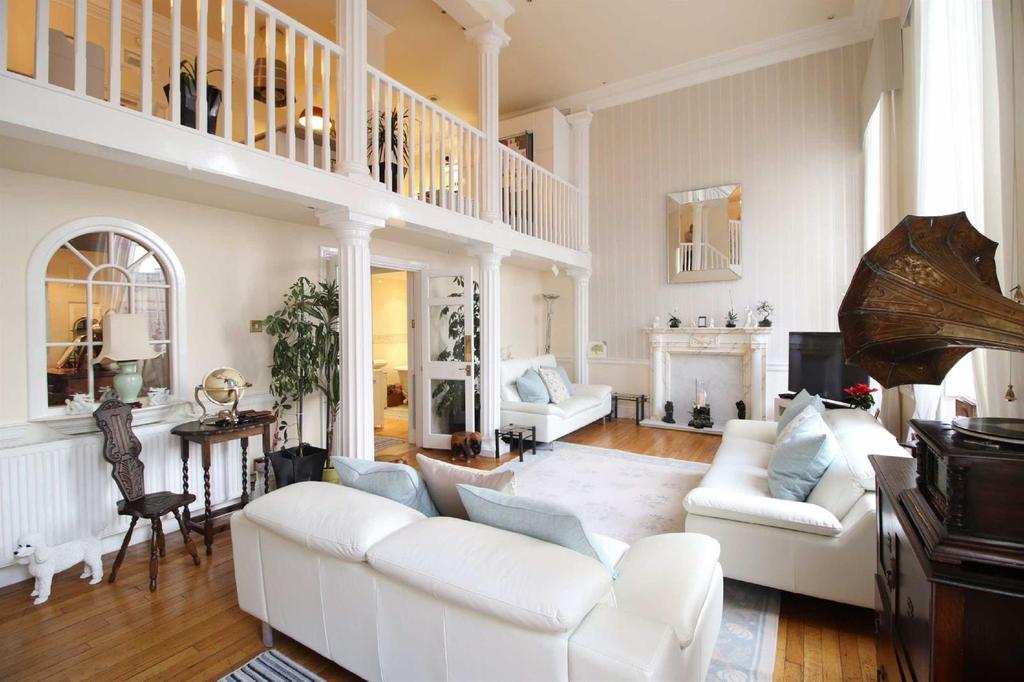 Beaufort Arms Court, Monmouth, Agincourt Square 3 bed flat - £349,000