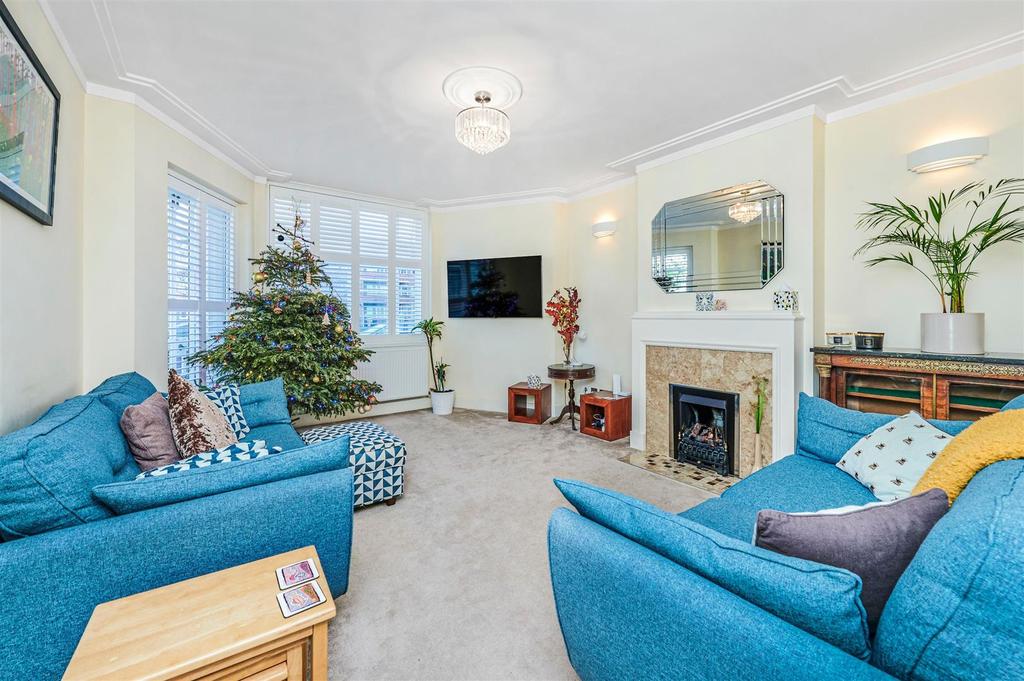 Roehampton Close, London SW15 2 bed flat - £2,750 pcm (£635 pw)