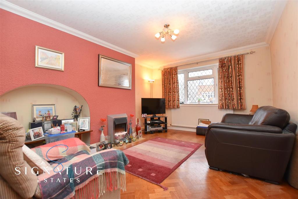 Reynards Way, Bricket Wood, St. Albans 3 bed semi-detached house - £585,000