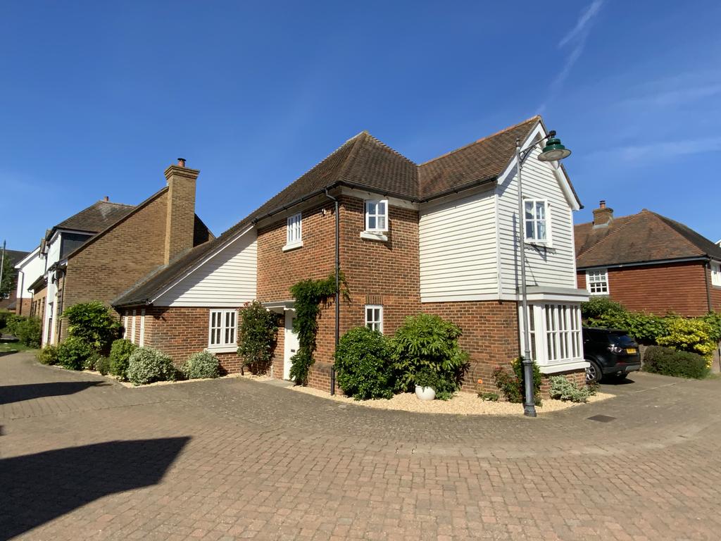 Anisa Close, Kings Hill ME19 3 bed link detached house - £1,800 pcm (£ ...