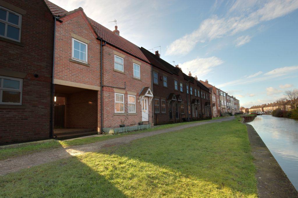 Marin Court, Beverley HU17 0UH 3 bed terraced house - £900 pcm (£208 pw)