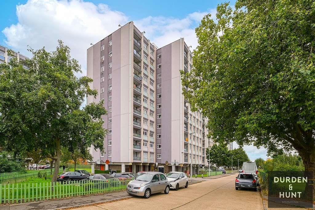 Lambourne Court, Woodford Green, IG8 2 bed apartment for sale - £240,000