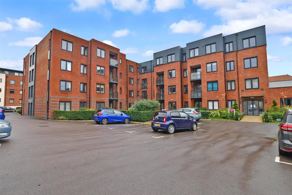 Garland Road, East Grinstead, West Sussex 1 bed flat for sale - £200,000