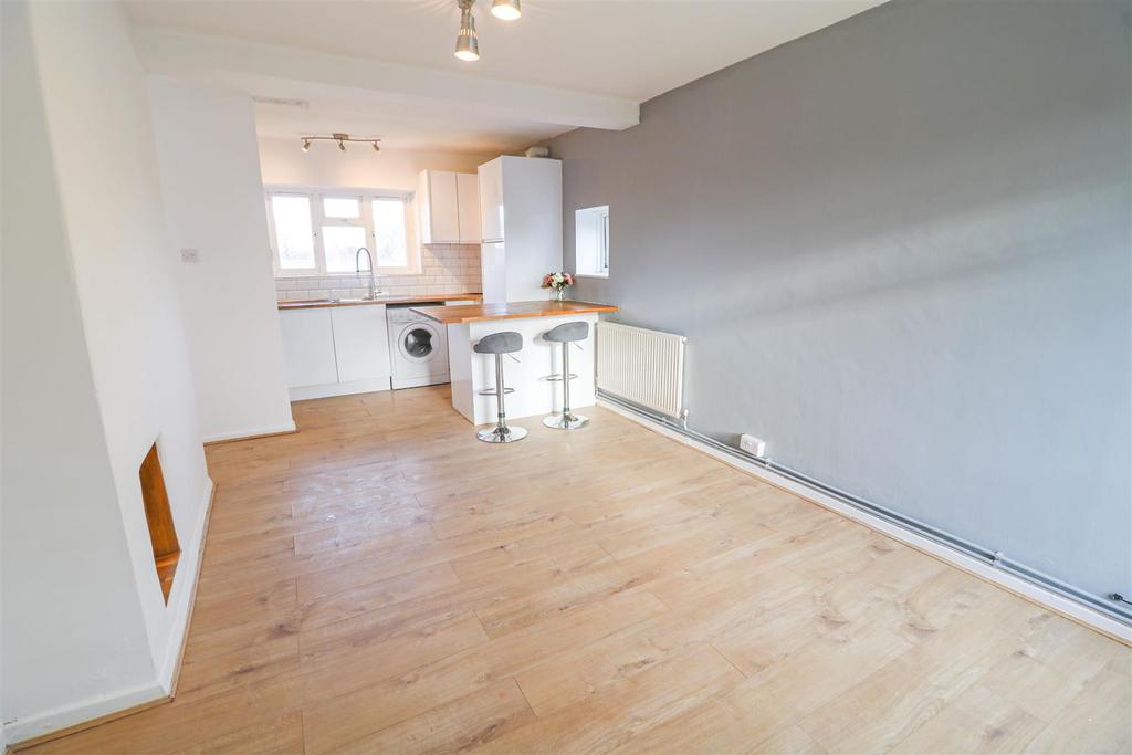 The Lawn, Harlow 2 bed flat - £190,000