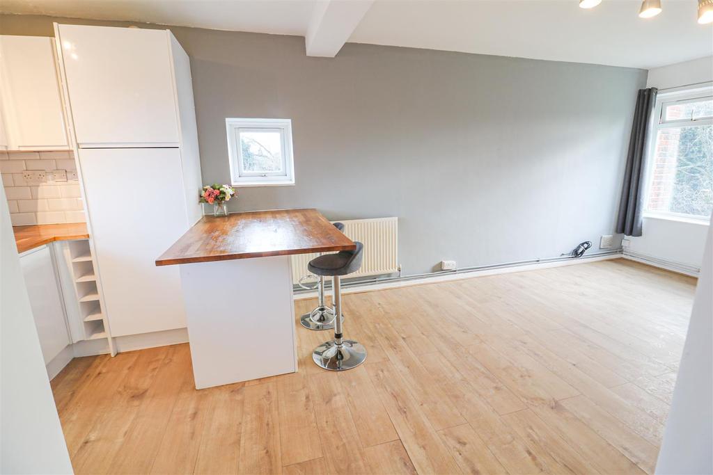 The Lawn, Harlow 2 bed flat - £190,000