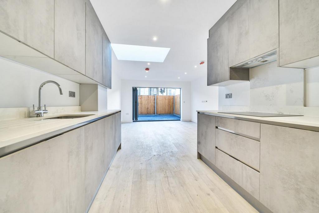 Park Avenue, Mitcham 2 bed flat - £375,000