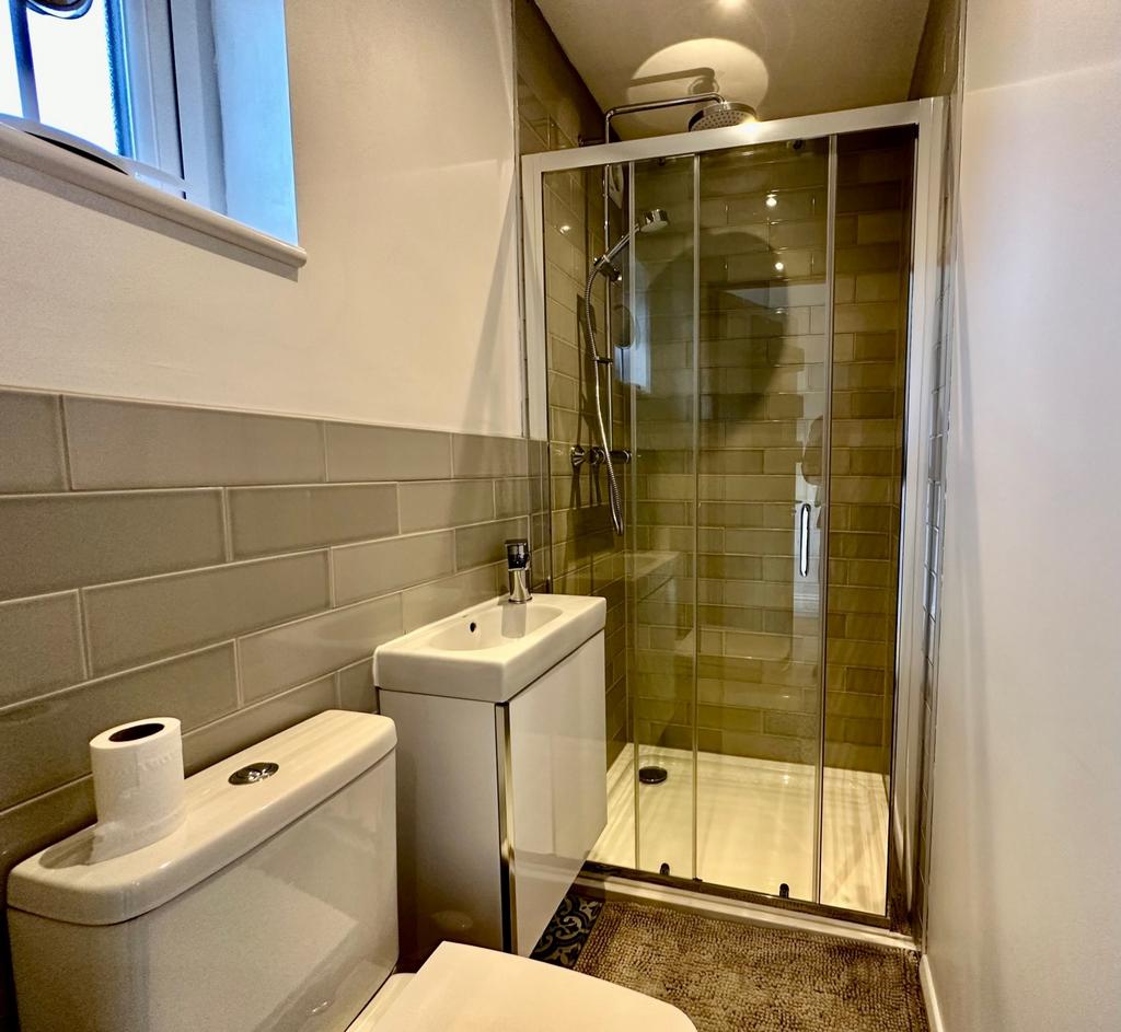 Lovelace Gardens, Hersham KT12 Studio - £750 pcm (£173 pw)
