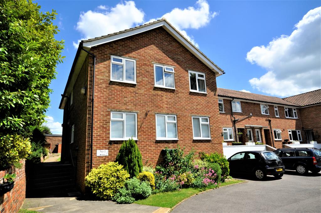 South Lawn Court, Frith Hill Road... 2 bed apartment - £1,400 pcm (£323 pw)