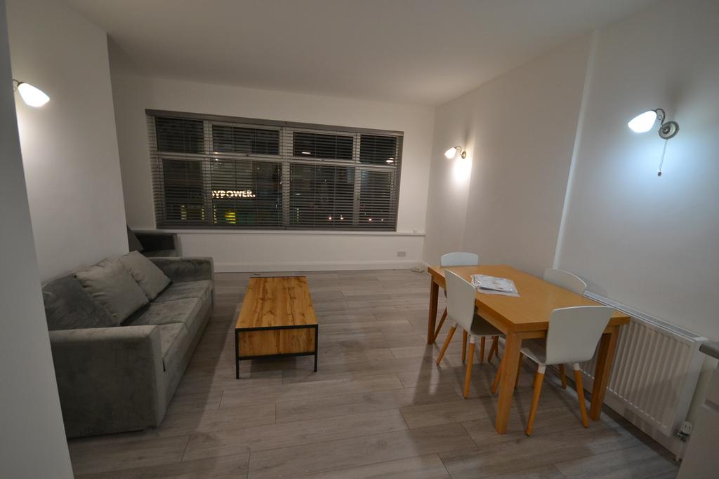 Kilburn High Road, London, NW6 3 bed flat - £2,197 pcm (£507 pw)