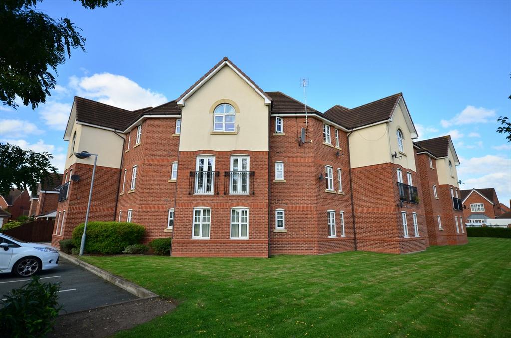 Malahide Court, Widnes, WA8 9SF 2 bed apartment - £750 pcm (£173 pw)