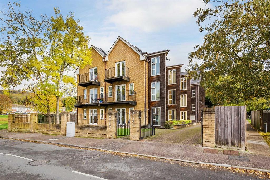 Oxted Place, Eastlands Way, Oxted 2 bed flat - £299,500