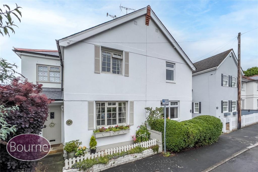 Spencer Road, Cobham, Surrey, KT11 2 bed semi-detached house - £700,000