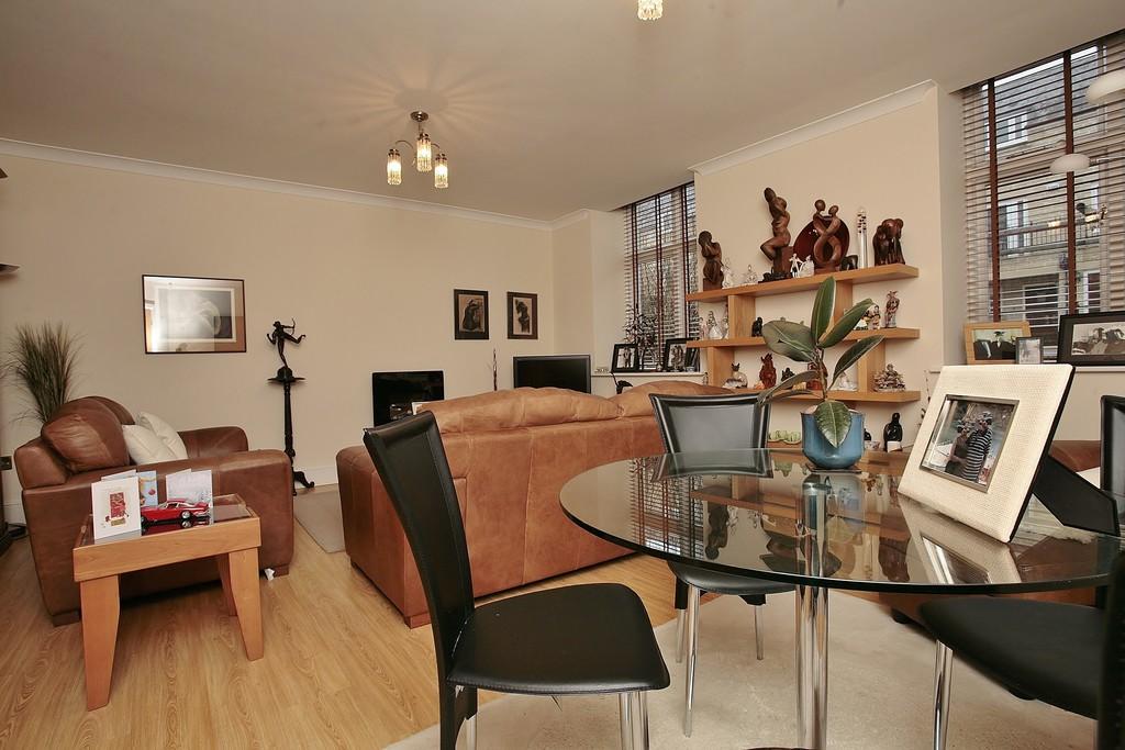 Mill Street, Witney 2 bed apartment - £1,300 pcm (£300 pw)