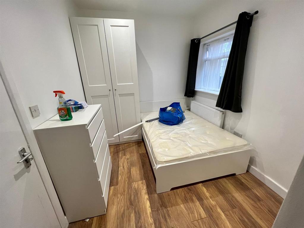 Bowrons Avenue, Wembley 1 bed in a house share - £850 pcm (£196 pw)