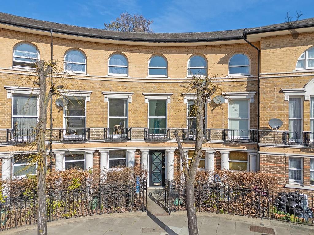 Mothers Square, Hackney E5 2 bed apartment - £2,200 pcm (£508 pw)