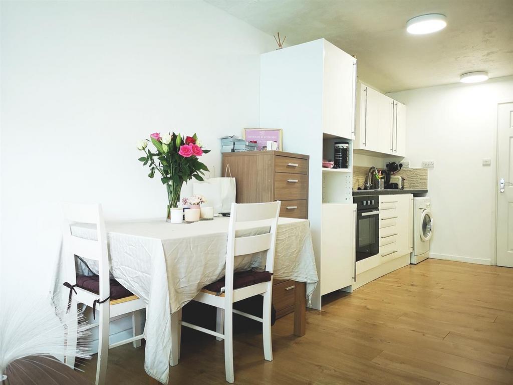 Worcester Road, Sutton 1 bed apartment - £235,000