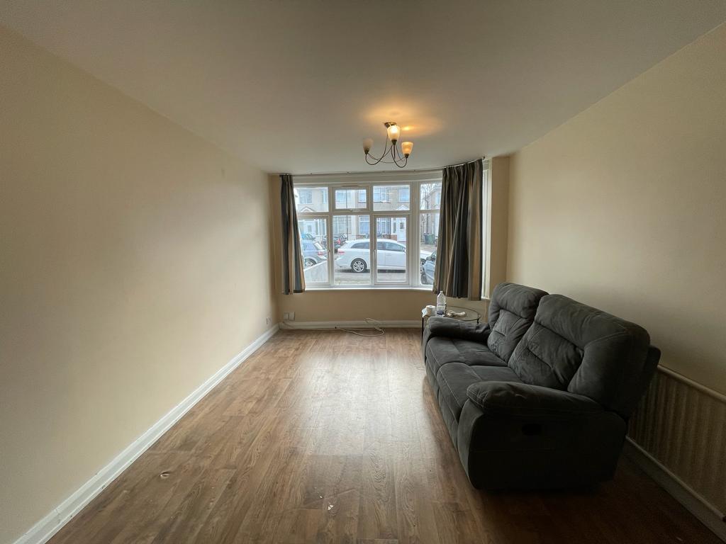 The Heights, Northolt, UB5 4BT 3 bed semi-detached house - £1,900 pcm ...