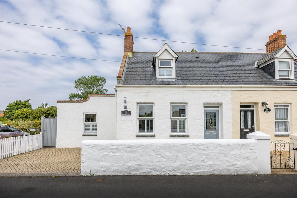Folie Lane, Guernsey 3 bed semi-detached house - £695,000