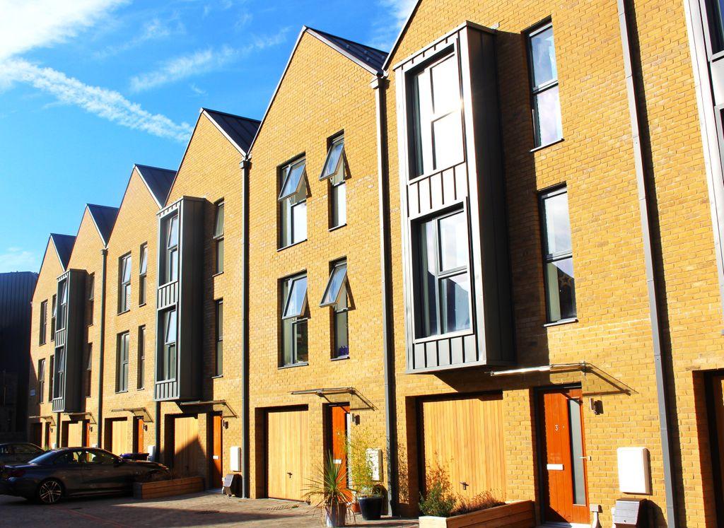 Lagoon Way, Shoreham-By-Sea BN43 5QN 3 bed terraced house - £600,000