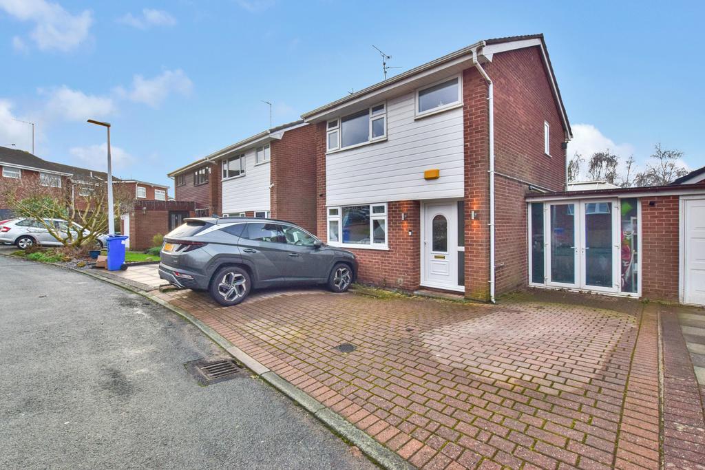 Embleton Grove, Runcorn 3 bed link detached house - £250,000
