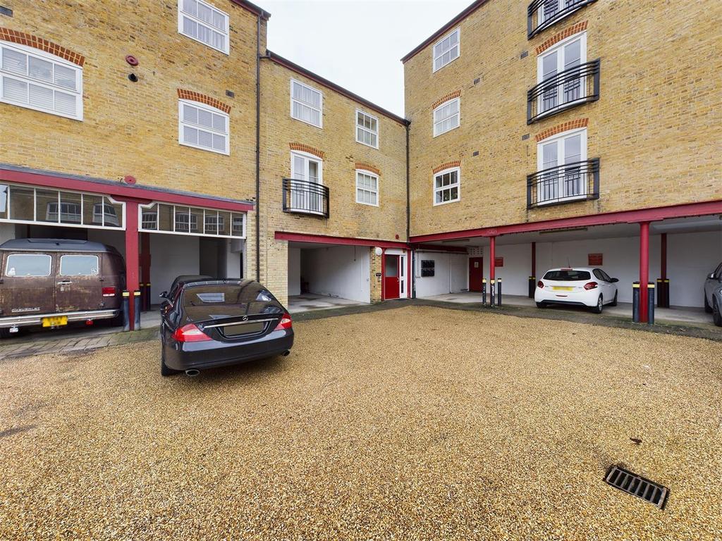 Crow Lane, Rochester 2 bed flat for sale - £280,000