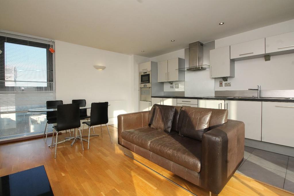 Proton Tower, Blackwall Way, E14 2 bed flat - £2,500 pcm (£577 pw)