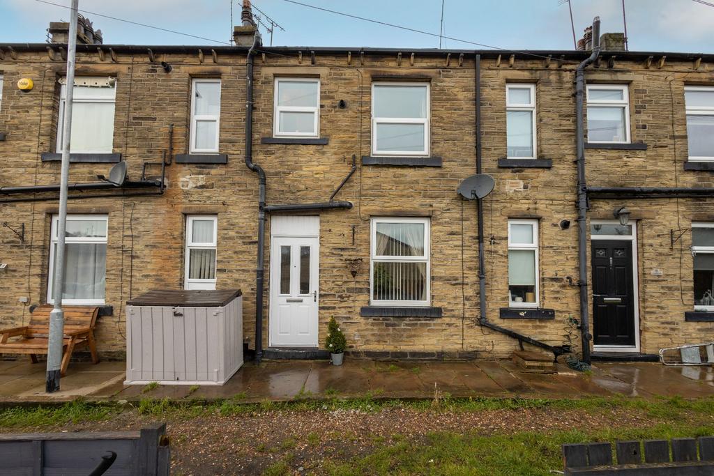Coronation Street, Oakenshaw, BD12 DQ 2 bed terraced house - £100,000