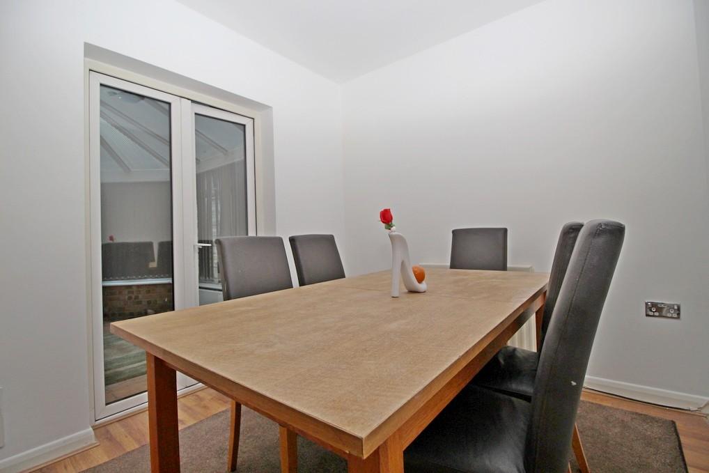Willow Gardens Hounslow Tw3 3 Bed Semi Detached House To Rent £