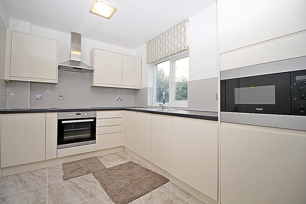 Willow Gardens Hounslow Tw3 3 Bed Semi Detached House £2 000 Pcm £