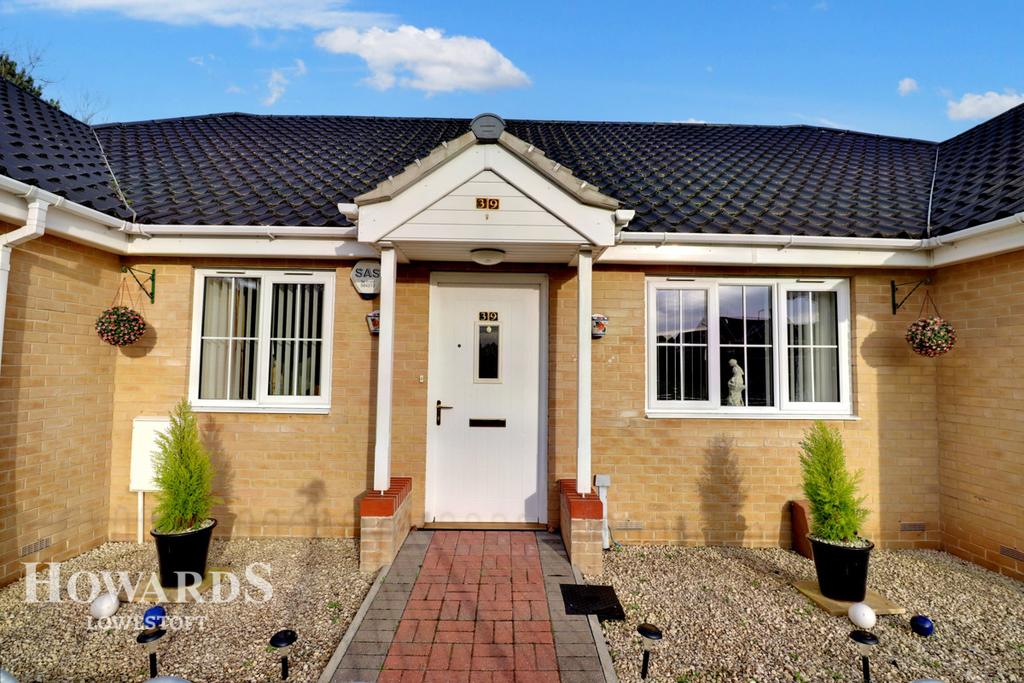 Heritage Green, LOWESTOFT 2 bed terraced bungalow - £250,000