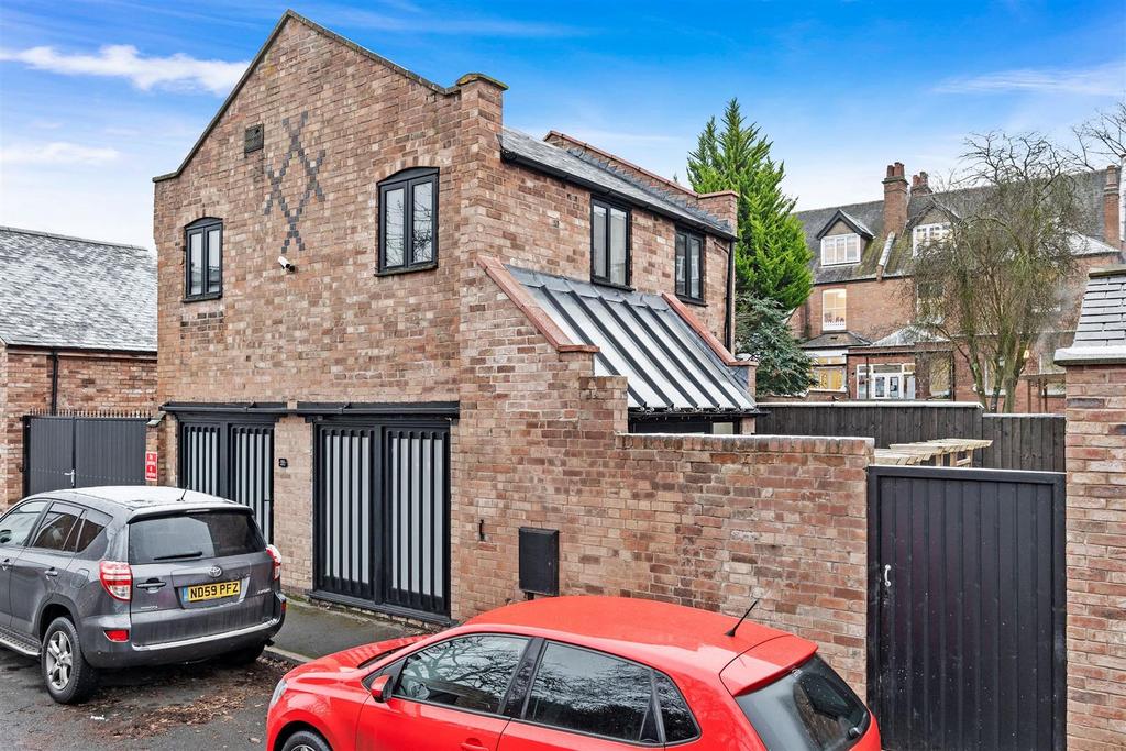 Trinity Street, Leamington Spa 2 bed coach house - £299,950