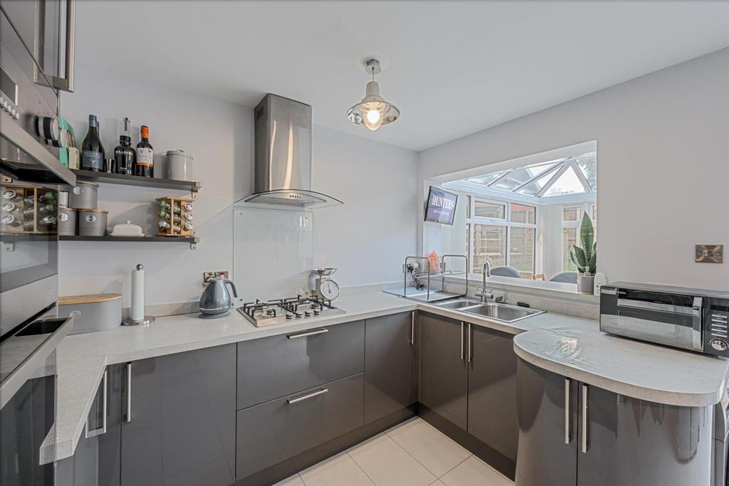 Wiltshire Drive, Halesowen, B63 2XU 3 bed semi-detached house - £210,000