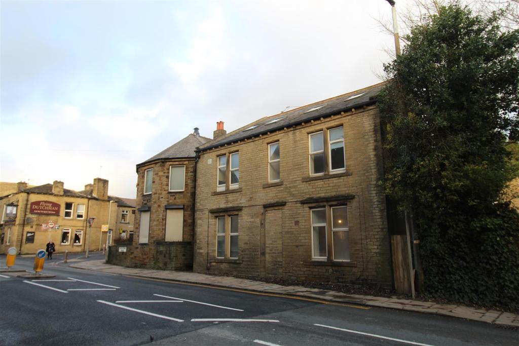 Flat 2, 4 Boothtown Road, Halifax 2 bed apartment - £600 pcm (£138 pw)