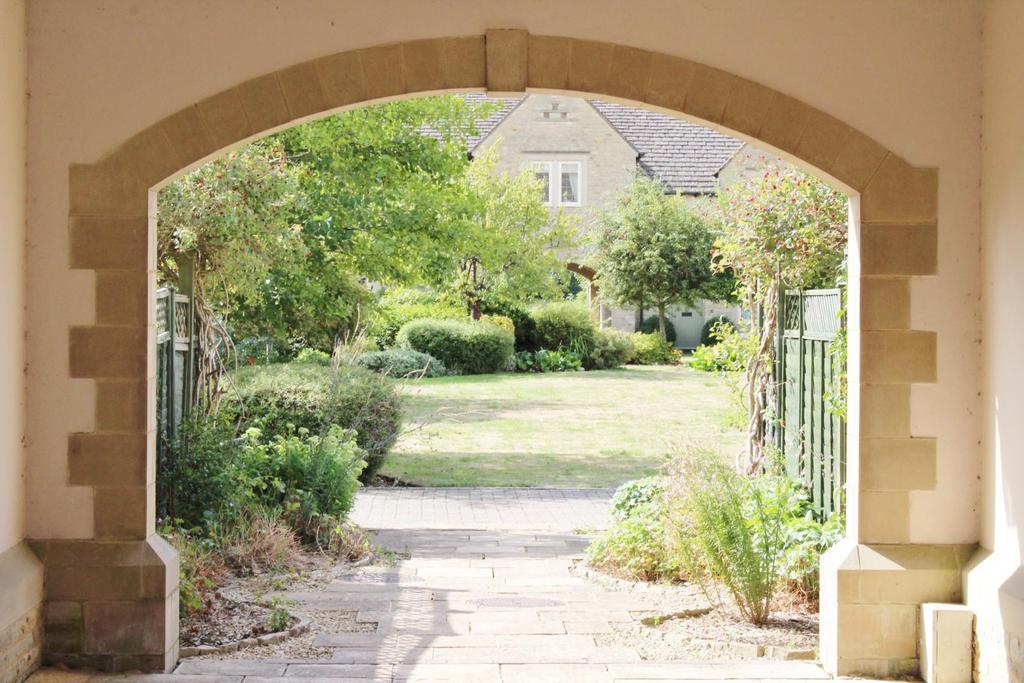 Lygon Court, Fairford 3 bed cottage - £350,000