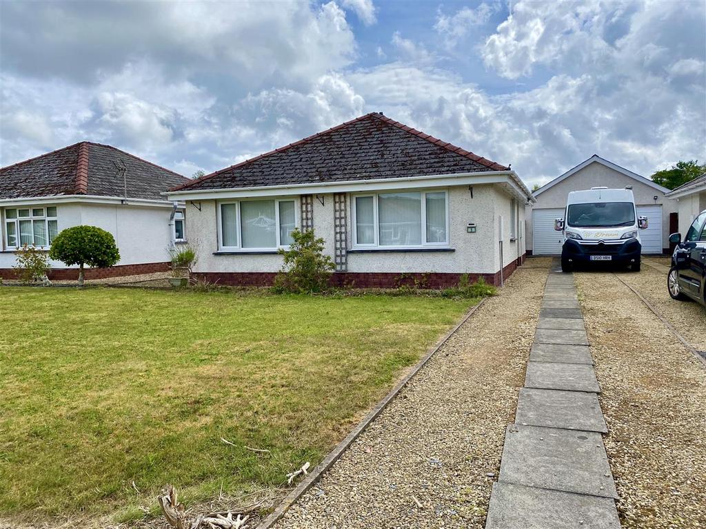 Lon Llwyd, Glanamman, Ammanford 3 bed detached bungalow - £205,000