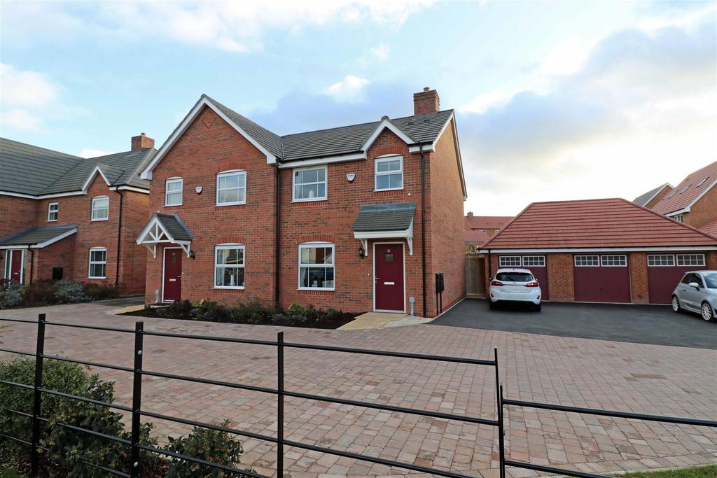 Hawthorn Place, Stratford upon Avon 2 bed semi-detached house - £355,000