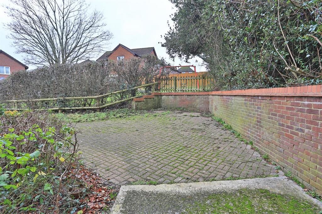 Bampton Avenue, Chard 3 bed house - £240,000
