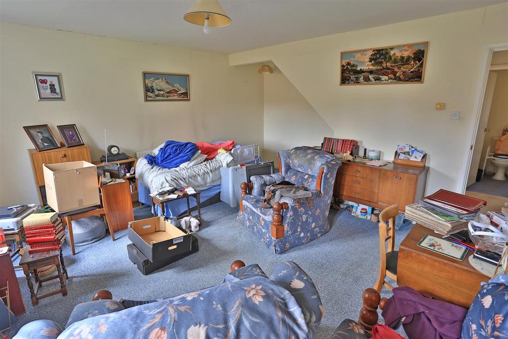 Bampton Avenue, Chard 3 bed house - £240,000