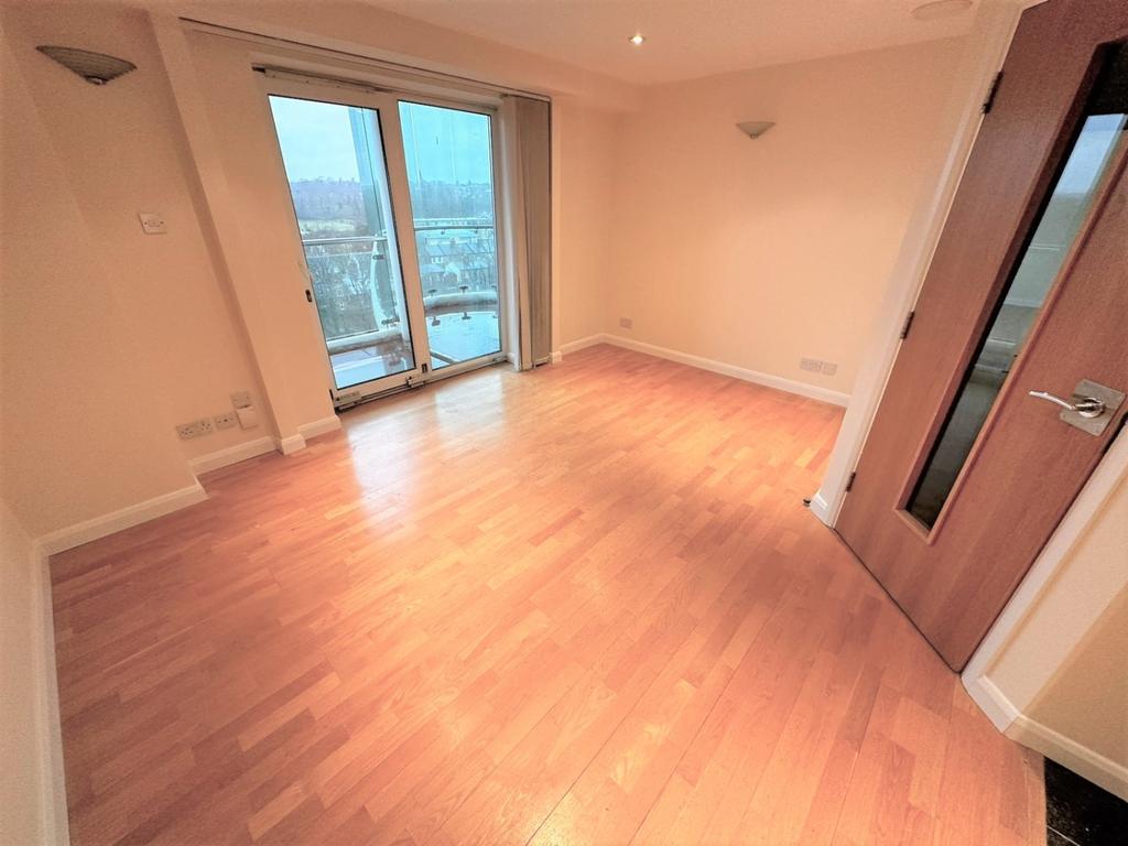 Tower Point, Sydney Road, Enfield... 2 bed flat - £1,500 pcm (£346 pw)