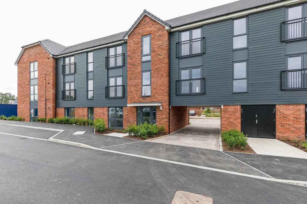 Icarus Avenue, Burgess Hill RH15 2 bed flat - £1,375 pcm (£317 pw)