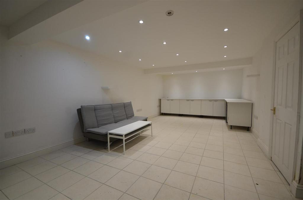 COMMERCIAL UNIT - Preston Road... Property - £700 pcm (£162 pw)